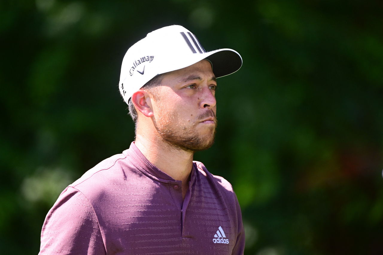 WATCH: Clueless fan picks up Xander Schauffele's golf ball at ...